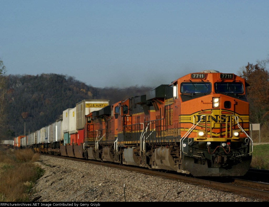 BNSF 7711 EB at Goose Island with pigs 'n' stacks